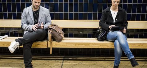 Man Vraagt Of Hij Een Eikel Is Omdat Hij Niet Opstond Van Bankje Toen Vrouw Zich Onveilig Voelde