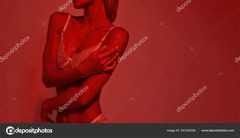 Modelo desnudo hembra irreconocible brazo sobre pechos fotografía de