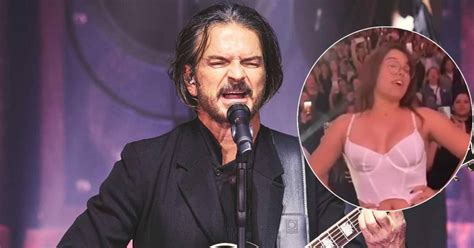 Virales Mujer Se Quita La Ropa En Pleno Concierto De Ricardo Arjona