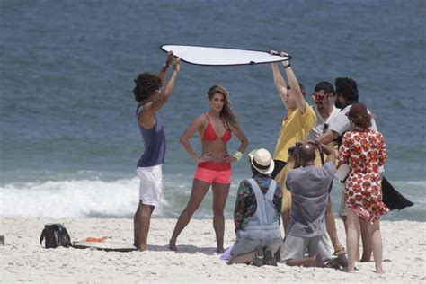 Foto Deborah Secco Mostra Barriga Sarada Durante Ensaio Na Praia