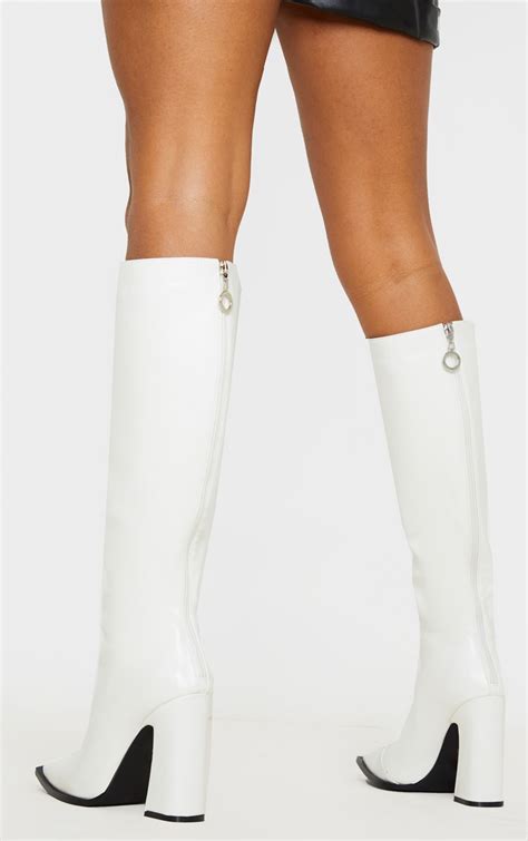 Bottes hautes carrées blanches à talon bloc PrettyLittleThing FR