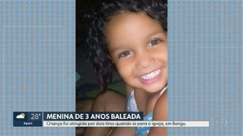 Vídeo Criança é atingida por dois tiros na perna durante tiroteio em