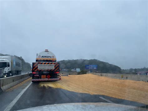 Carreta cai de viaduto após colisão carro e congestiona BR 101 em