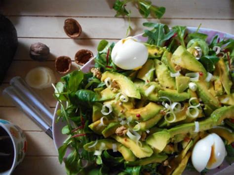 Salade dhiver mâche avocats oeufs pochés et noix Recette par Bulle