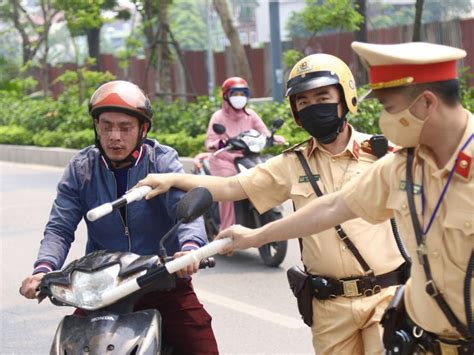 Những điều cảnh sát giao thông không được làm khi dừng xe của dân