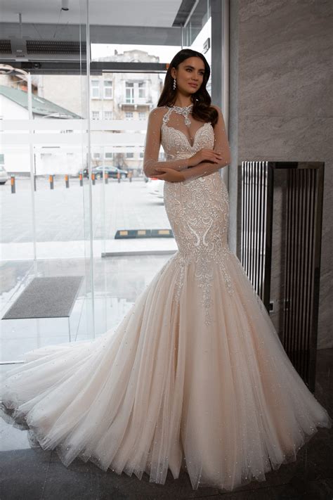 Robe de mariée sirène au décolleté profond Oksana Mukha Paris