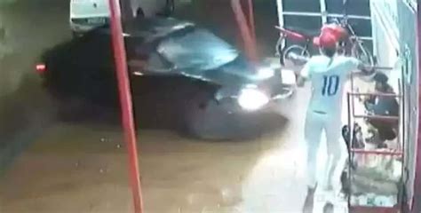 Mulher atropela e mata homem que teria agredido a mãe dela veja vídeo