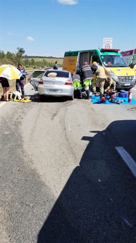 Cinco pessoas ficam feridas após acidente entre carro e carreta na