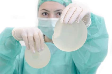 Estudo examinou como as superfícies de implantes mamários afetam a