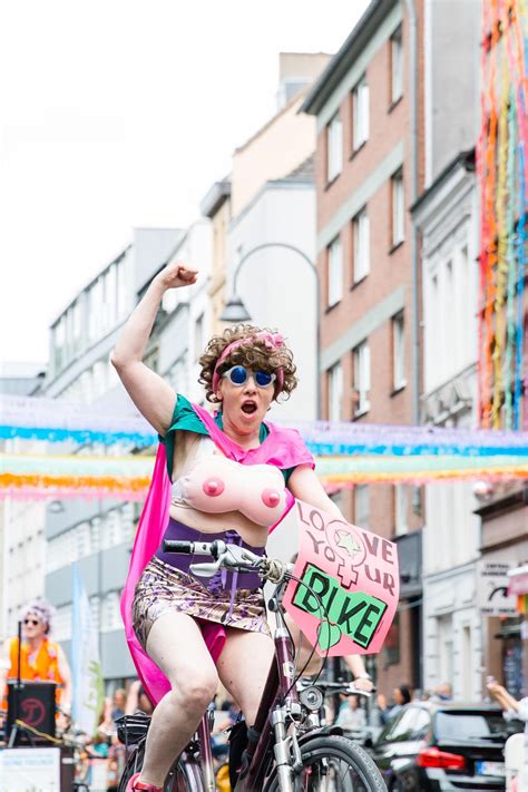 Cologne Naked Bike Ride Am Uhr Schaafenstra E Radkomm