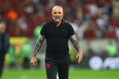 Entenda por que o Flamengo não deve demitir Sampaoli em caso de título