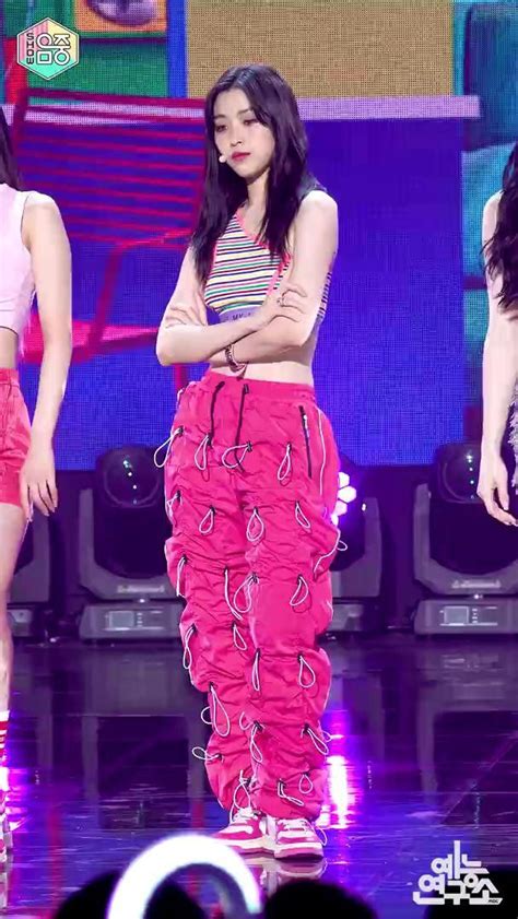 ITZY RYUJIN SNEAKERS 있지 류진 스니커즈 FanCam Show MusicCore