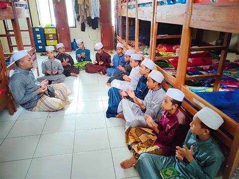 Hampir 24 Jam Kegiatan Santri Diisi Ibadah Dan Kegiatan Bermanfaat