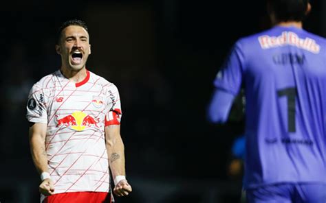 Técnico do Bragantino reitera vontade de ter Léo Ortiz mesmo