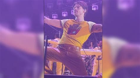 Harry Styles Splits His Pants During Los Angeles Concert
