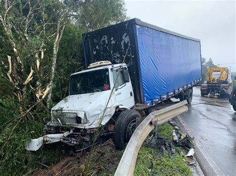 Pedestre é atropelado em acidente entre caminhão e BMW na SC 418