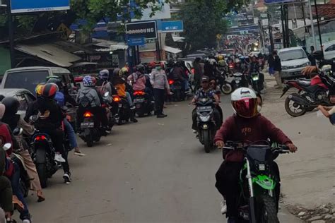 Diserbu Wisatawan Akses Menuju Pantai Santolo Dan Pantai Sayang Heulang