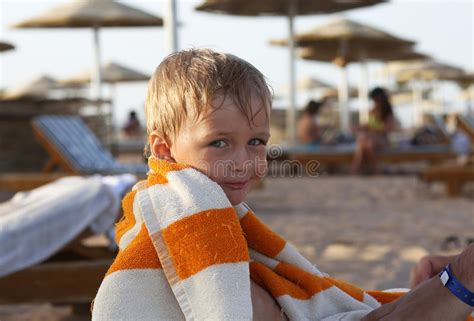 Petit Gar On S Asseyant Sur Le Sable Sur La Plage Pr S De La Rivi Re