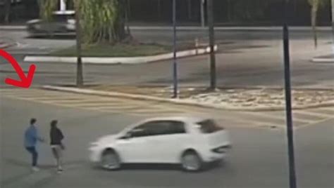 VÍDEO Câmera flagra momento em que carro atropela idosa em Volta