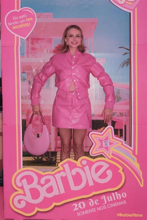 Pré estreia do filme Barbie reúne famosos em looks icônicos