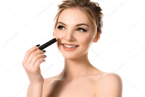 sonriente mujer rubia hermosa desnuda con maquillaje y uñas negras