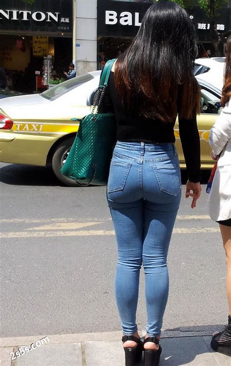 街拍穿着紧身牛仔裤的极品丰满翘臀美女街拍美女—街拍第一站每天更新最新街拍性感美女图片
