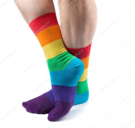 Piernas Peludas De Los Hombres En Calcetines A Rayas De Colores