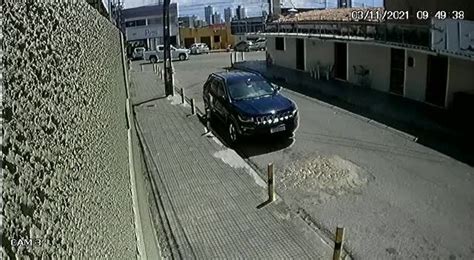 Ladr O Em Fuga Bate Carro Roubado Em Outro Ve Culo Atinge Muro De