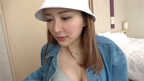 Cô bạn gái vú đẹp biết được điểm cực khoái của bạn trai và giúp anh ta