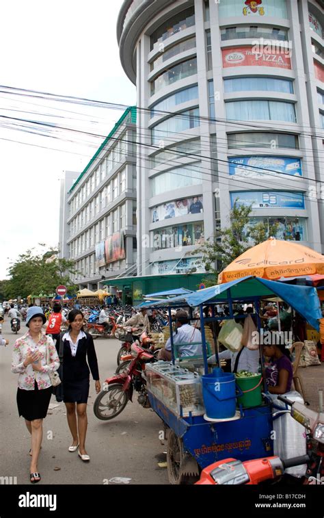 Cambodia Phnom Penh Street Scene With Sorya Mall Stock Photo Alamy