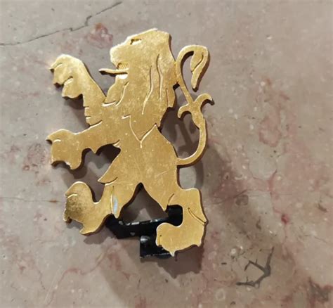 ANCIEN BADGE DE Calandre Voiture Lion PEUGEOT métal doré avec écrous