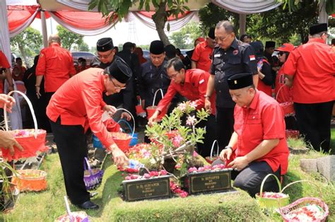 Peringati HUT Ke 50 PDI Perjuangan Jatim Ziarah Ke Makam Pejuang Partai