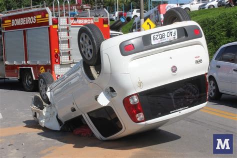 Motorista Passa Mal Colide Contra Carro Parado E Capota Na Avenida