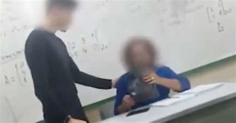 Aluno presenteia professora negra no Dia da Mulher esponja de aço