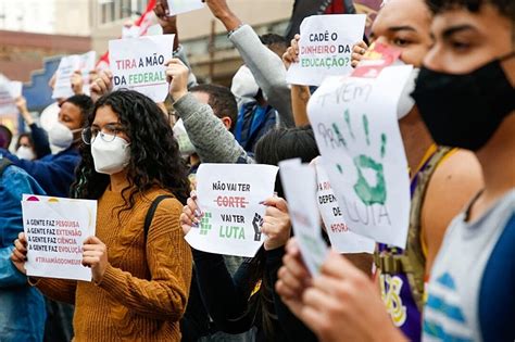 Estudantes protestam contra corte no orçamento das Variedades
