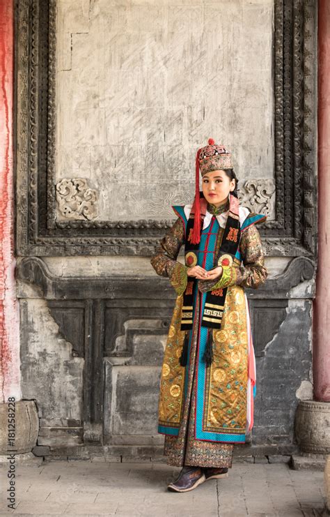 Foto De Young Mongolian Woman In A Traditional 13th Century Costume In A Temple Ulaanbaatar