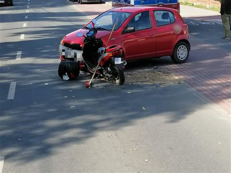 Zderzenie Samochodu Osobowego Ze Skuterem