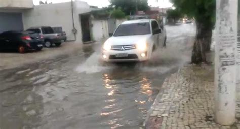 Ap S Forte Chuva Em Quixad No Sert O Central Ruas Ficam Alagadas