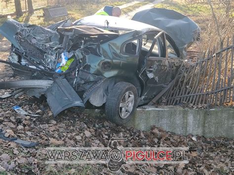 Poważny wypadek pod Warszawą Dwie osoby zakleszczone w samochodzie
