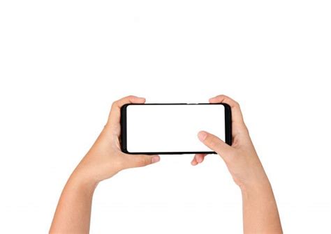 Mão segurando o celular parece jogar um jogo em branco na tela branca