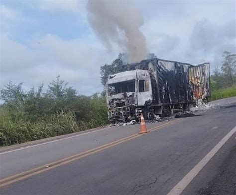 Vídeo Caminhão baú que transportava madeira pega fogo na BR 135