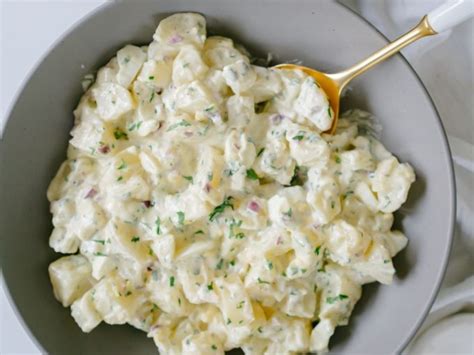 Uma salada de batata maionese é perfeita para almoço ou jantar