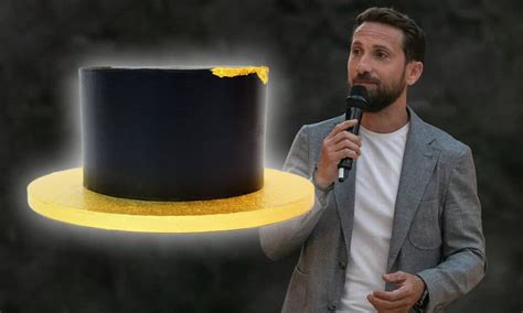 Motivul pentru care soția lui Dani Oțil a ales un tort negru la ziua sa