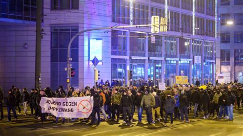 Corona Proteste Zehntausende Menschen Demonstrieren Gegen Corona