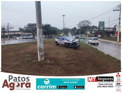 Condutor perde controle de veículo e colide contra poste na Av JK