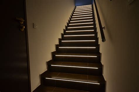 Liniowe oświetlenie schodów LED Oświetlenie schodów LED oświetlenie