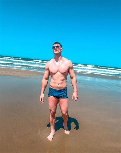 Ex BBB Cristian Vanelli exibe a rola marcando na sunga Fotos de Pênis
