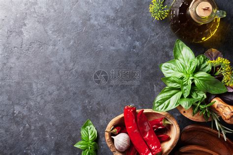 石桌上的砂浆辣椒和橄榄油中的新鲜花园香草罗勒迷迭香莳萝烹饪原料带复制高清图片下载 正版图片502827940 摄图网