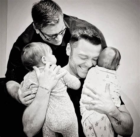 Tiziano Ferro Divorzia Da Victor Salta Il Book Tour In Italia