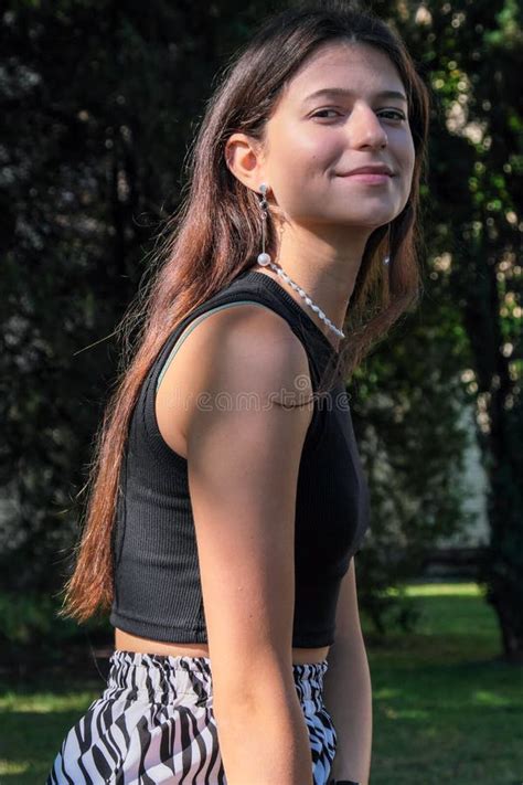 Menina Alta E De Cabelo Liso Imagem De Stock Imagem De Menina Cabelo